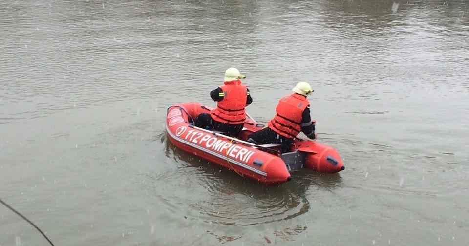 Un nou accident spectaculos! S-a urcat băută la volan și a căzut în râu