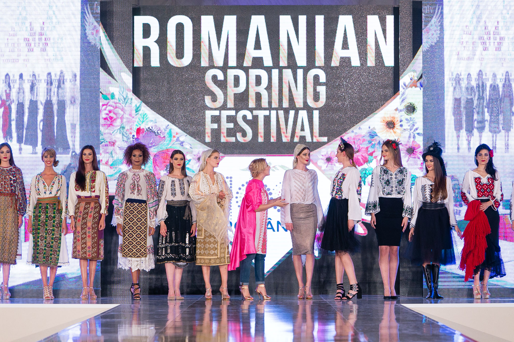 Modele, designeri și personalități din domeniul fashion și din lumea ...