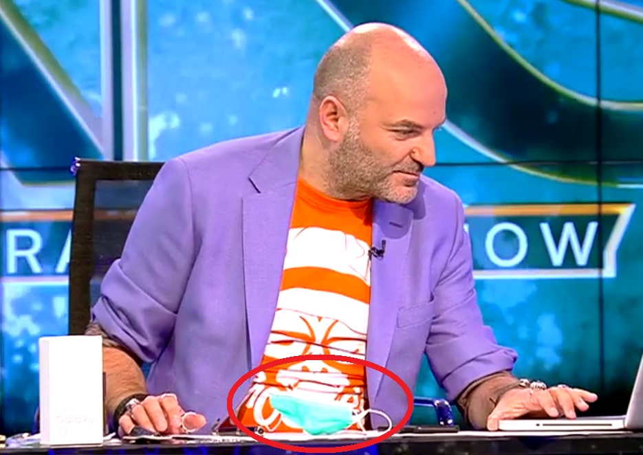 Dan Capatos, cu mască chirurgicală pe față în platoul de la “Xtra Night ...