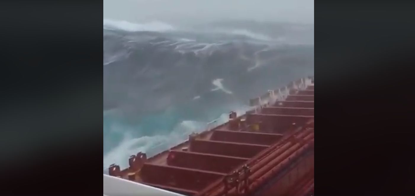 Valuri de 20 de metri în Marea Neagră! Imagini incredibile