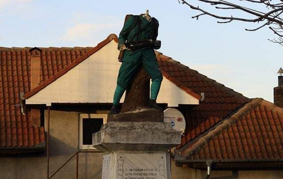 Edilii unei comune din Dolj au depus coroane la o statuie fără cap