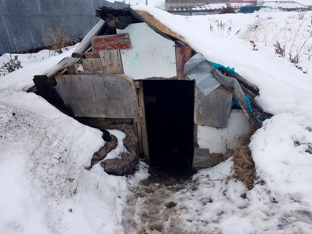 Un bărbat din Huși trăiește de 11 ani într-un bordei: ”Am rămas pe ...