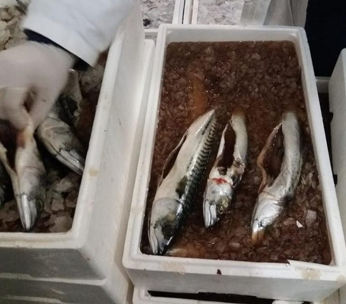 Controale ale ANPC: Inspectorii au găsit pește stricat în hypermarketuri