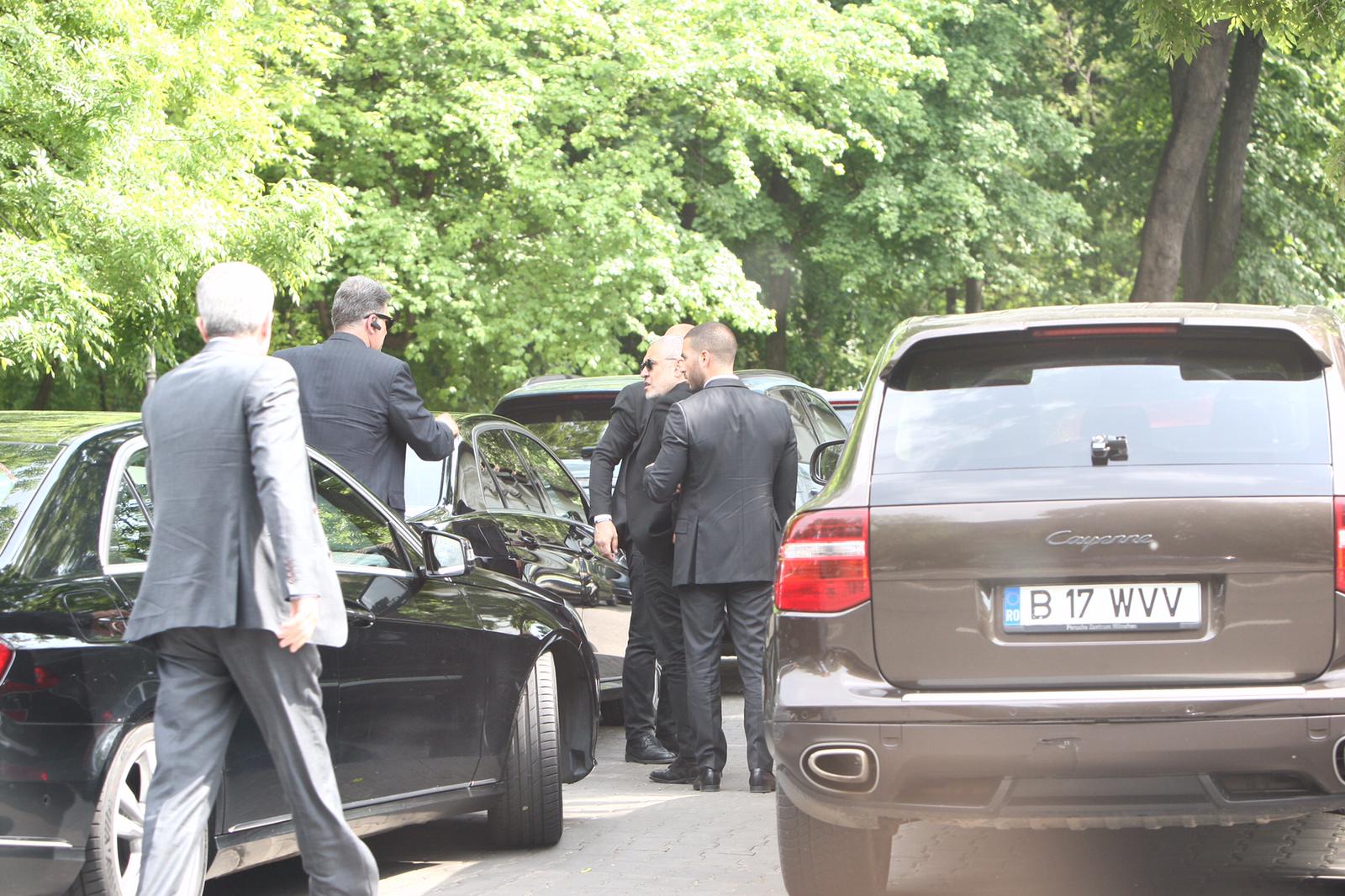 Vedetele din România își iau adio azi de la cel mai excentric tânăr ...