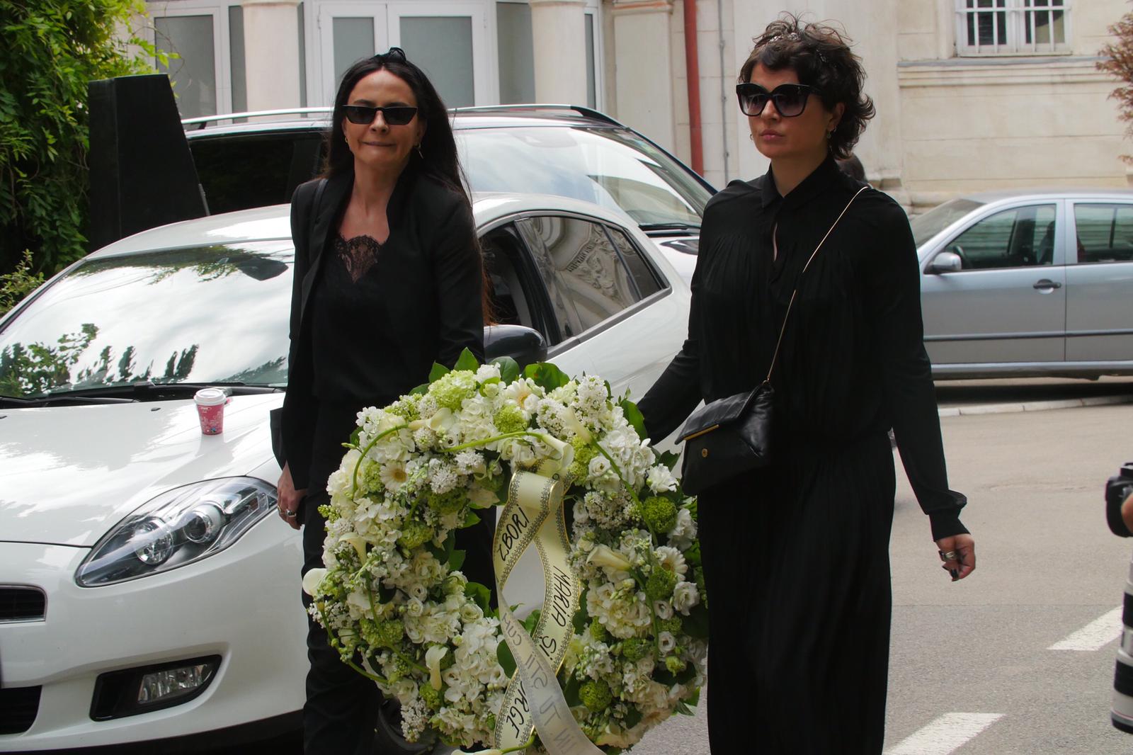 Vedetele din România își iau adio azi de la cel mai excentric tânăr ...