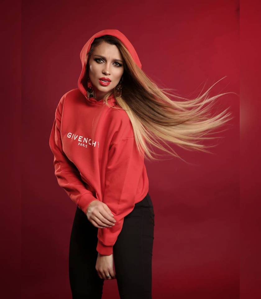 Lora și-a pozat ”bombeul” și a încins tot internetul!