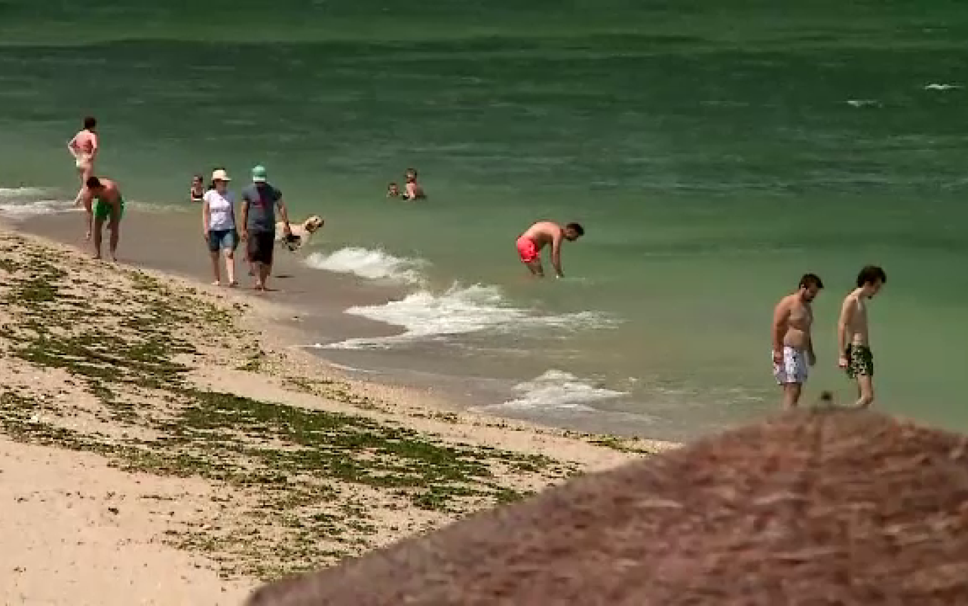 Un tânăr de 17 ani a dispărut în mare, la Vama Veche. Salvamarii nu pot ...