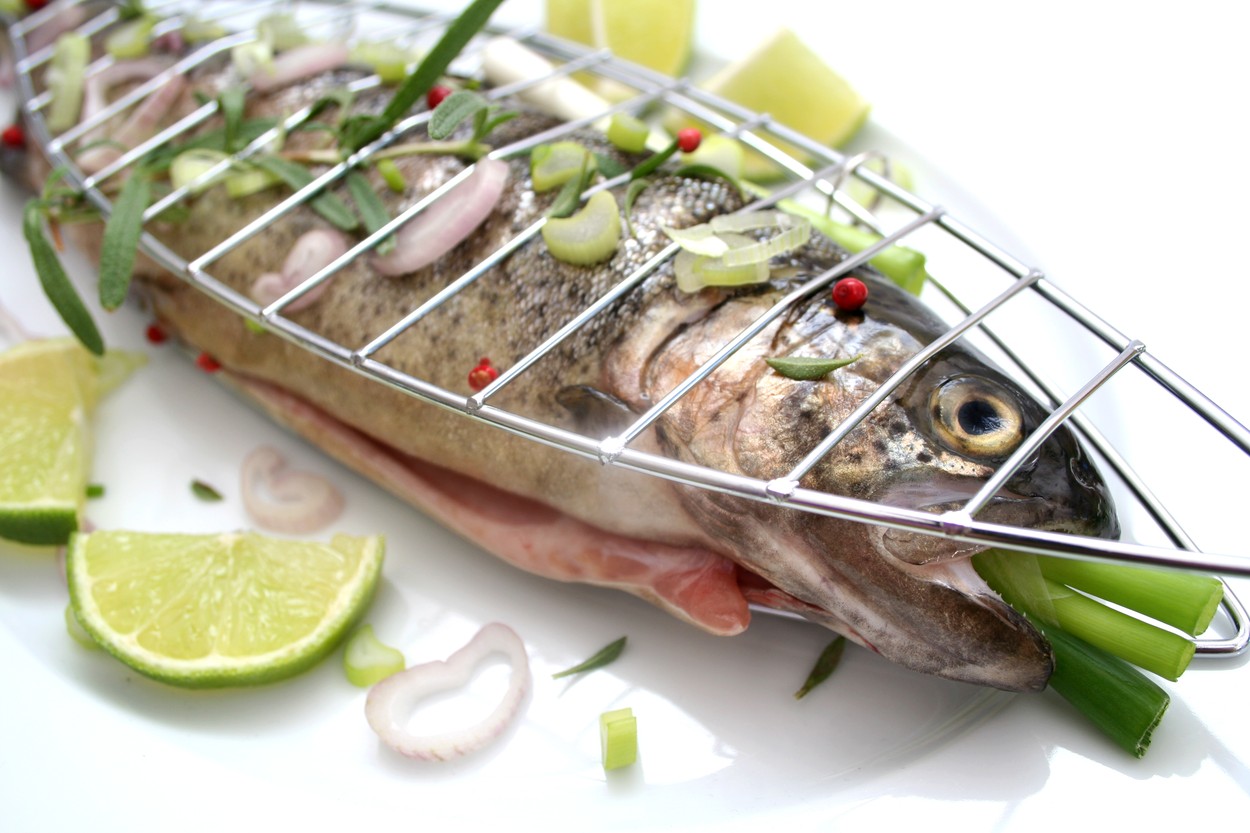 Păstrav la cuptor în hârtie de copt. Rețeta delicioasă