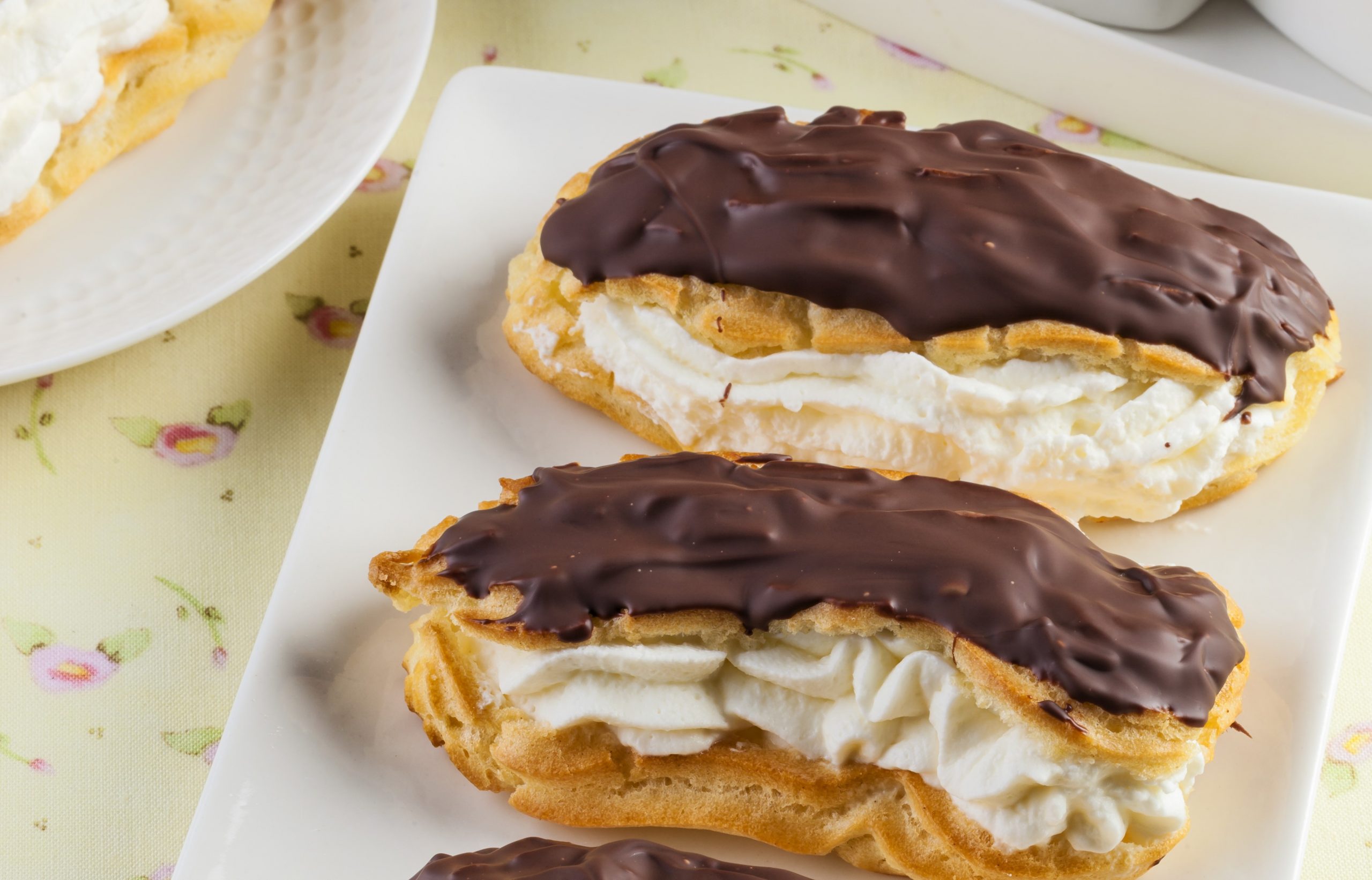 Rețeta clasică de eclere, cele cu cremă de vanilie și glazură de ciocolată