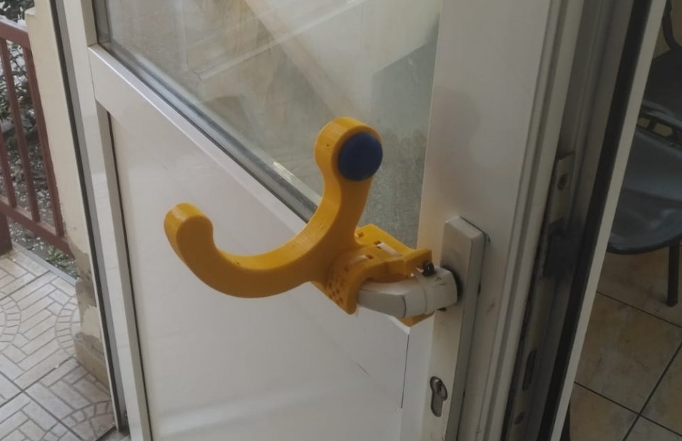 O echipă de IT-iști din Cluj a inventat dispozitivul de deschis ușa cu...