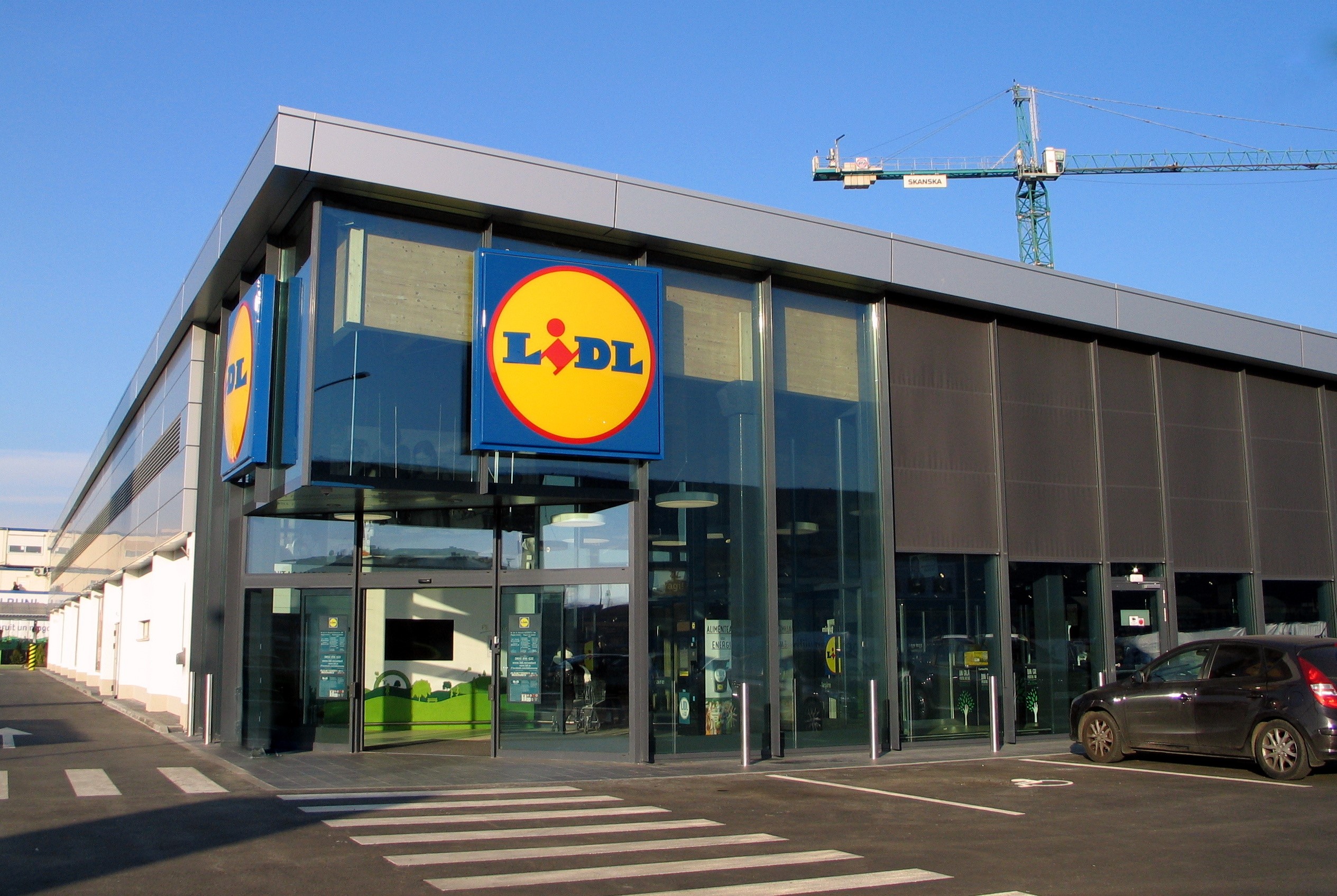 Un cumpărător a fost arestat la Lidl, după ce a atins cu degetele pline ...