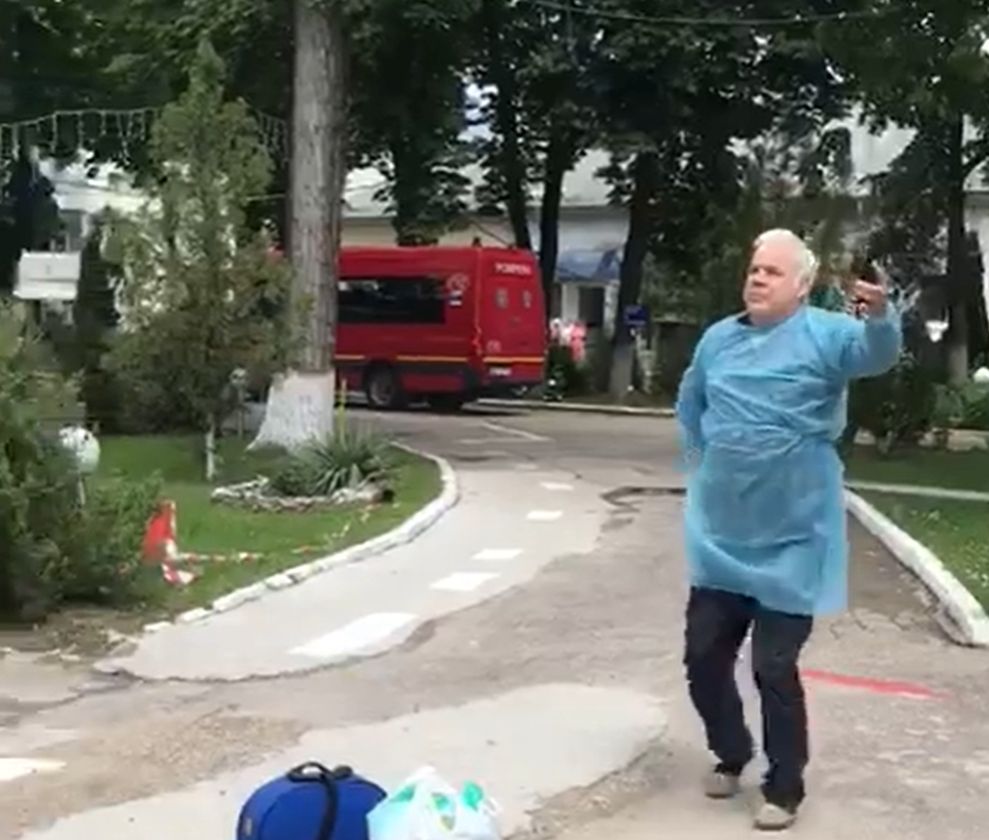 Un bunic dansează de bucurie după ce s-a vindecat de COVID-19. Imagini ...