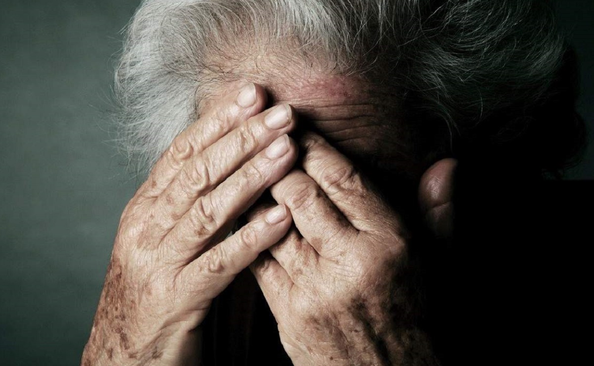 O bătrână de 81 de ani a găsit o geantă cu 20.000 de lei la gunoi ...