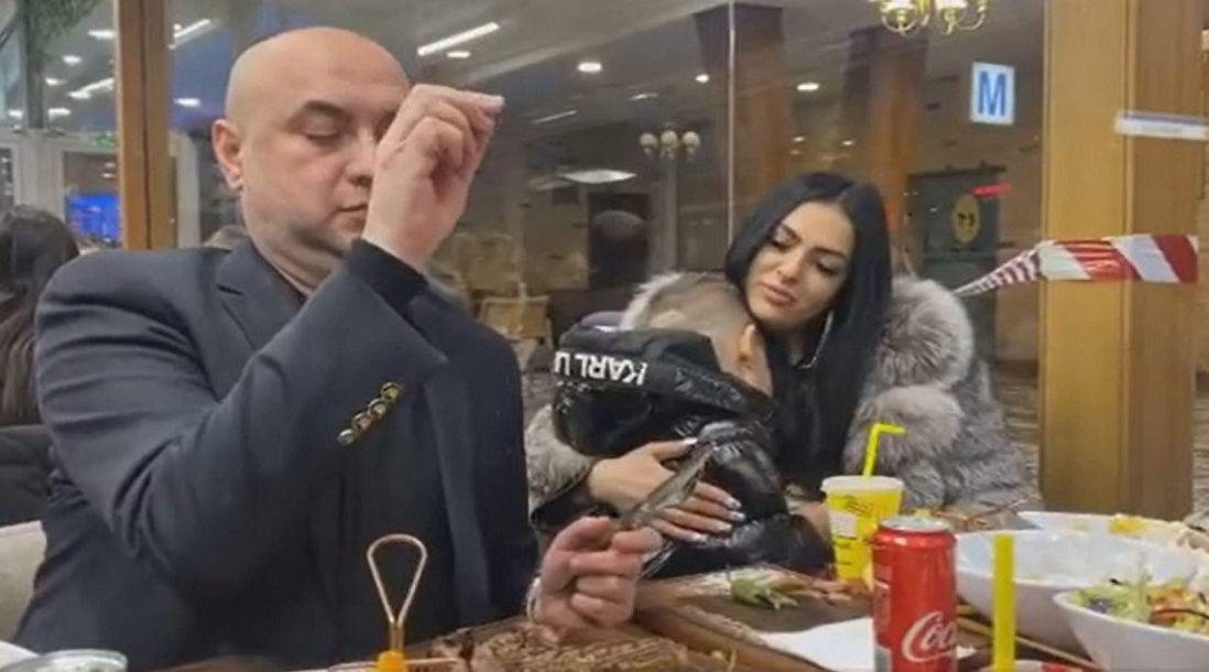 Leo de la Strehaia s-a dat în spectacol într-un restaurant din București! Mama lui a răbufnit ...