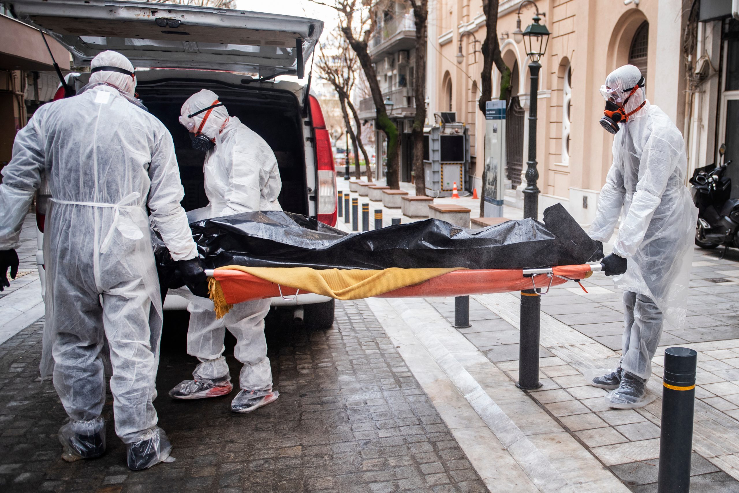 Un bărbat infectat cu SARS-CoV-2, care refuzase internarea, a fost ...