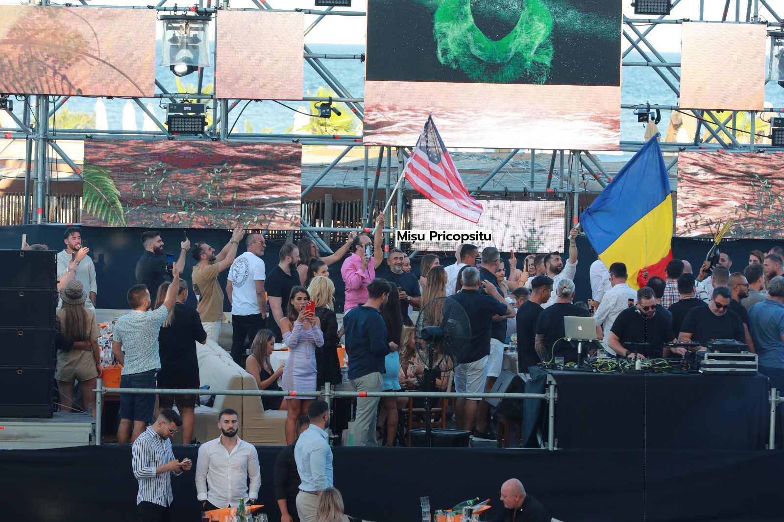 Mișu „Pricopsitu” a aterizat cu steagul Americii fix la zona VIP