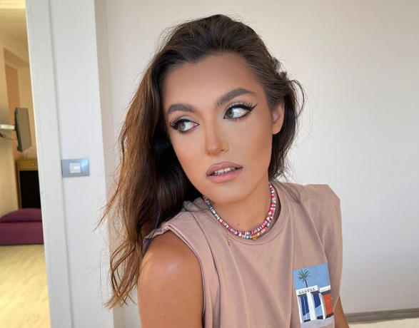 Alexia Eram, dezvăluiri despre complexele care au urmărit-o în ...