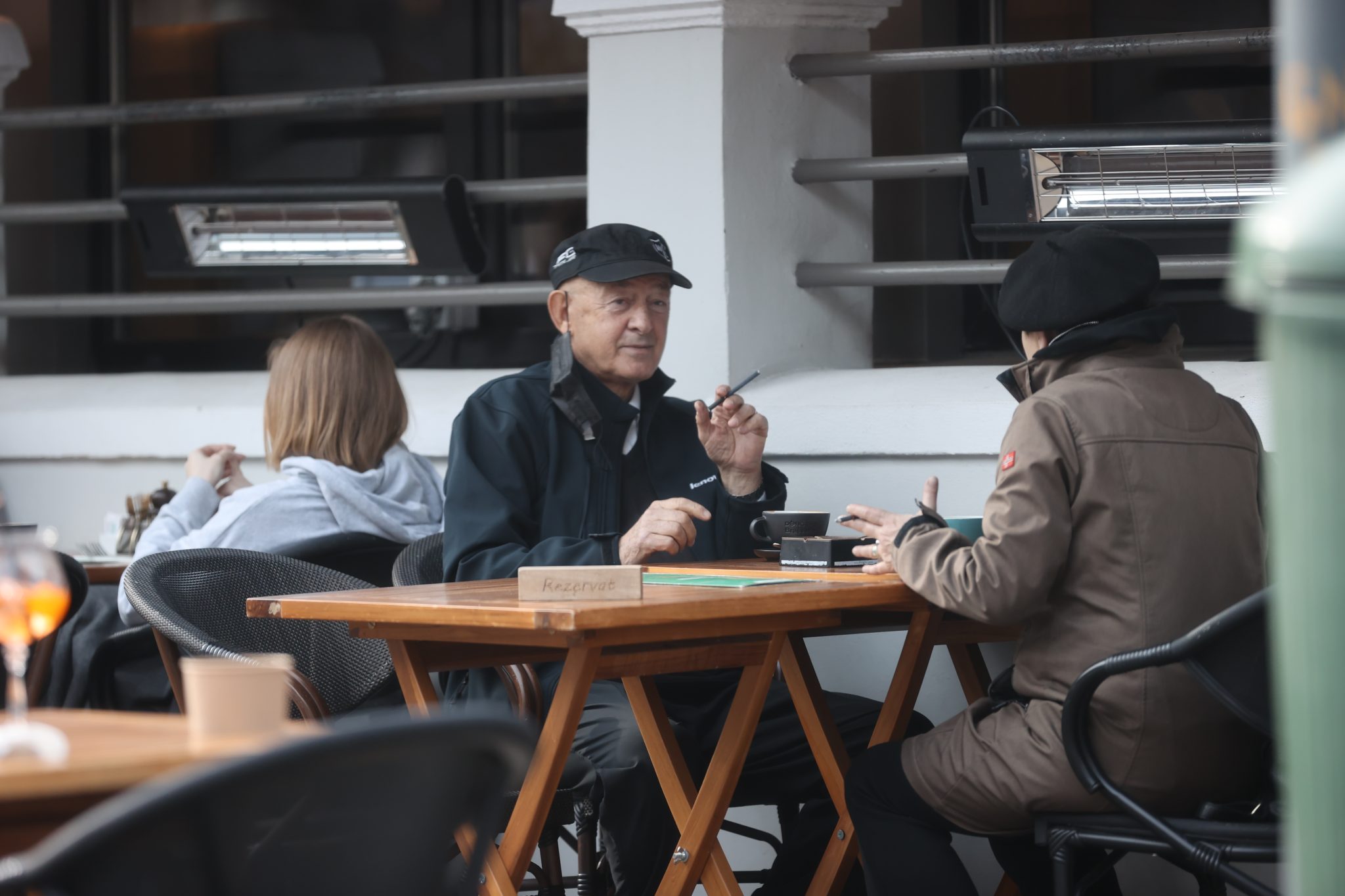 Mihai Tatulici, la o cafea și o țigară neagră alături de...