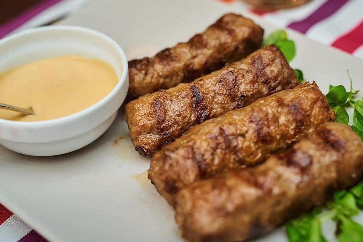 Stire Câți lei costă un singur mic cu muștar în celebrul restaurant „La ...