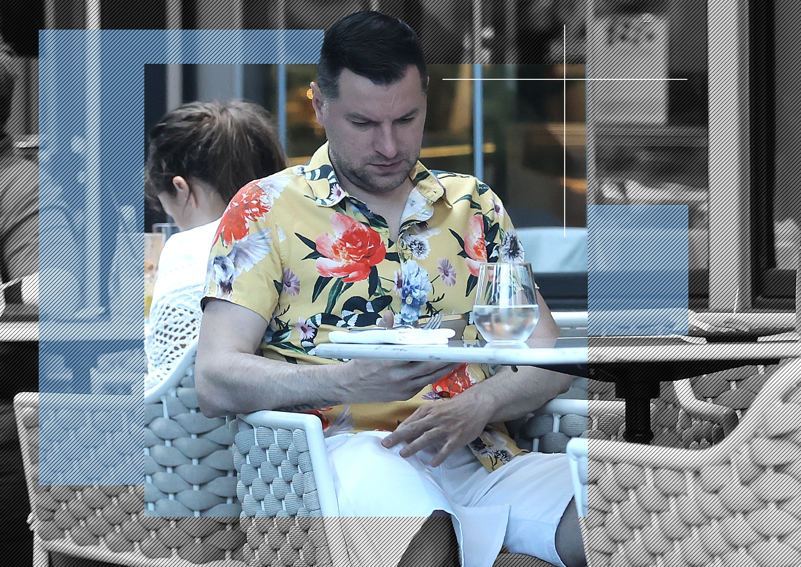 Fizz a lăsat figurile și o arde ”normal” la terasă, în pantaloni scurți ...