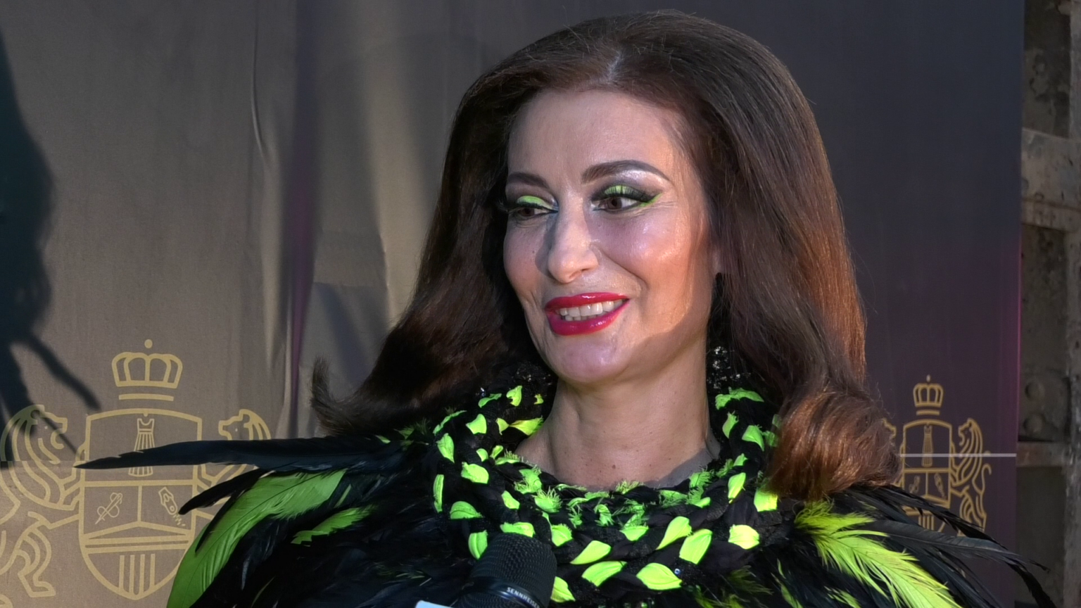 (P) Soția lui Nicolae Badea prezintă în România hainele care au cucerit ...