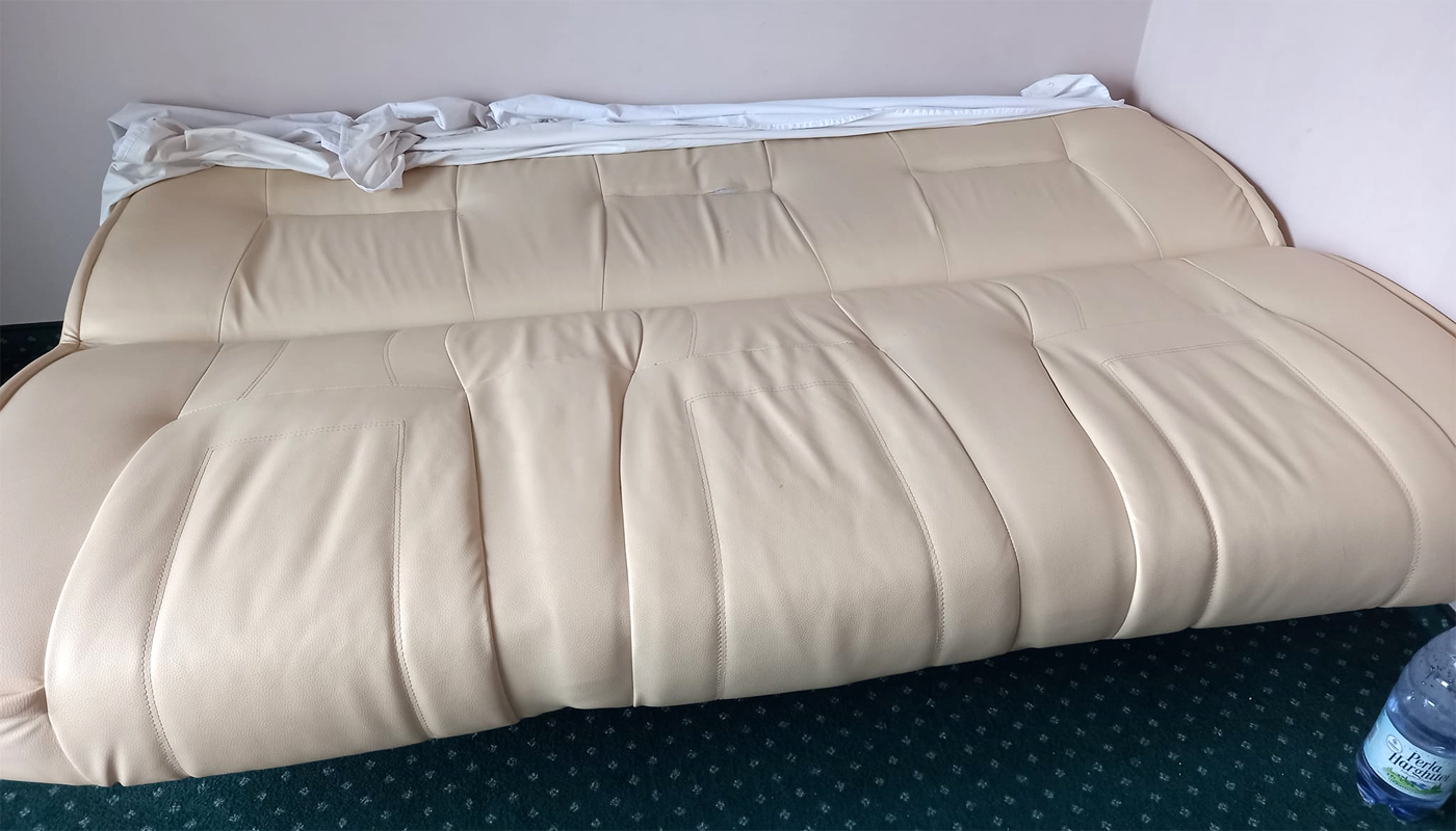 Scandalos cum arată o cameră de 4 persoane, într-un hotel de 3 stele ...