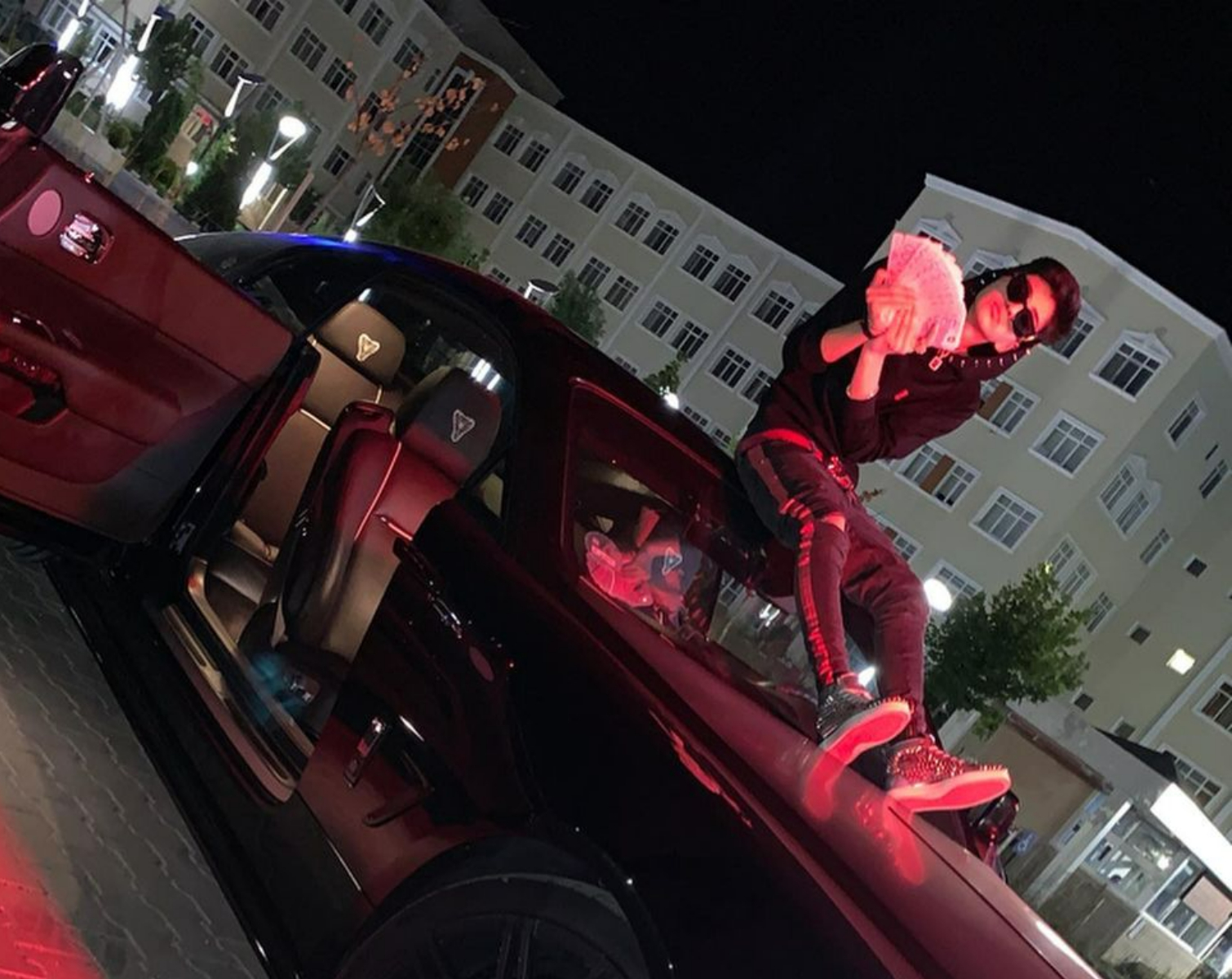 Abi Talent șochează din nou. Artistul și-a „însemnat” un fan care a ...