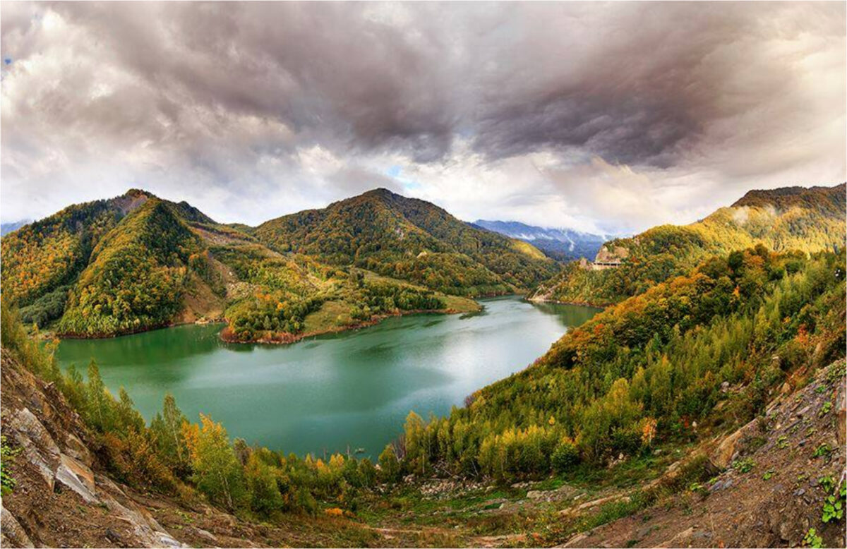 Stire Lacul din România care îți oferă un peisaj de poveste. Trebuie să ...