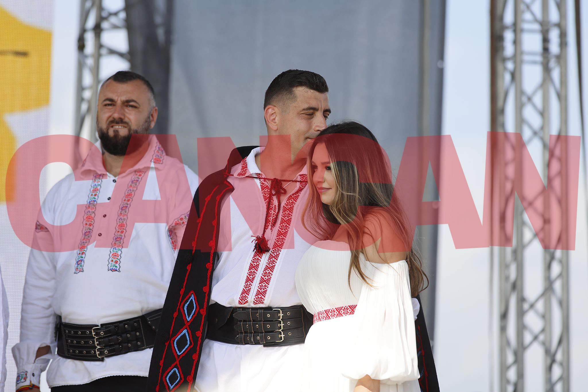 Una dintre nașele mirilor George Simion și Ilinca Munteanu a leșinat la ...