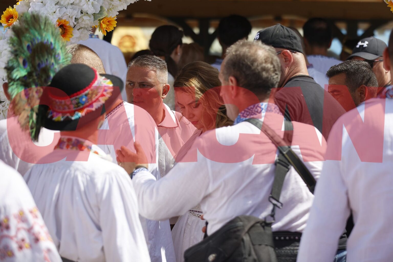 Una dintre nașele mirilor George Simion și Ilinca Munteanu a leșinat la ...