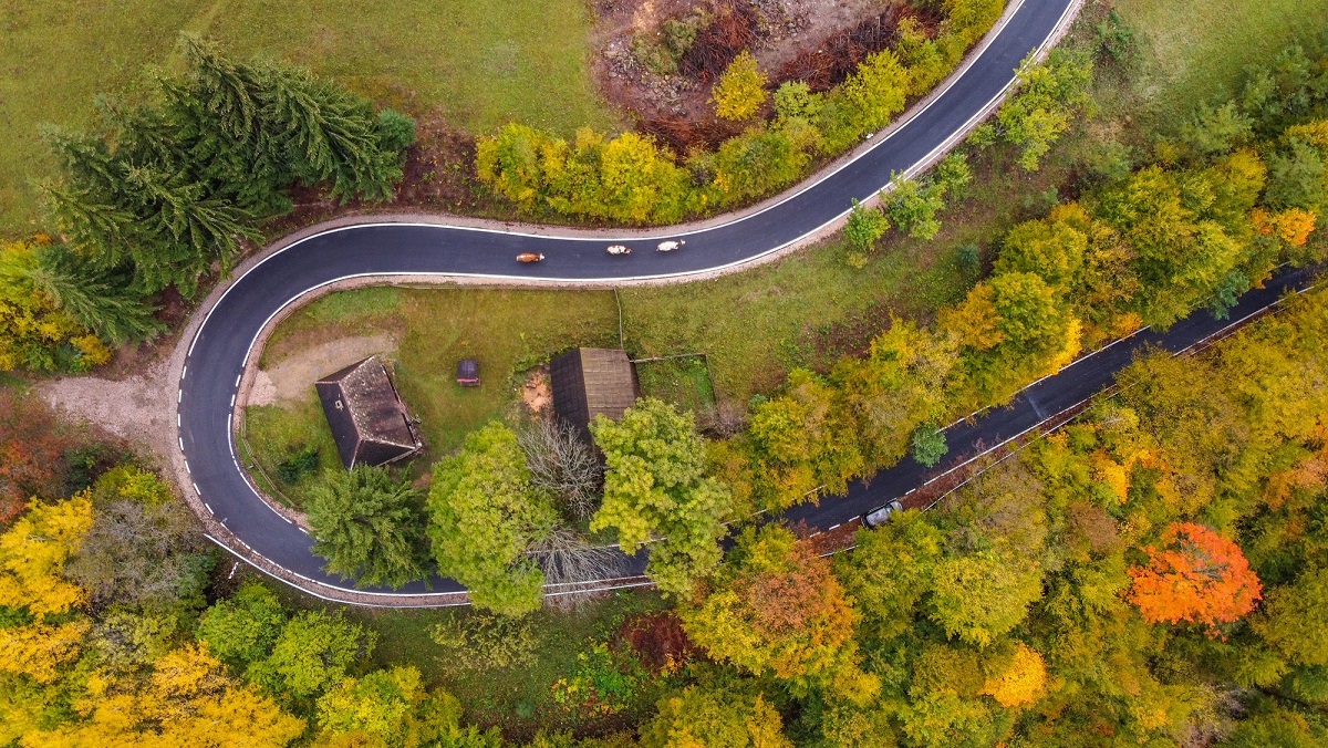 Puțini îl știu. Este unul dintre cele mai frumoase drumuri din România ...