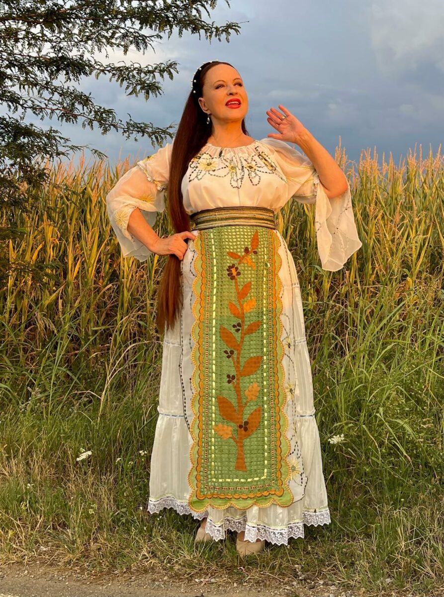 Părul lung, “marca” Mariei Dragomiroiu: „Mie mi-a crescut părul «invers ...