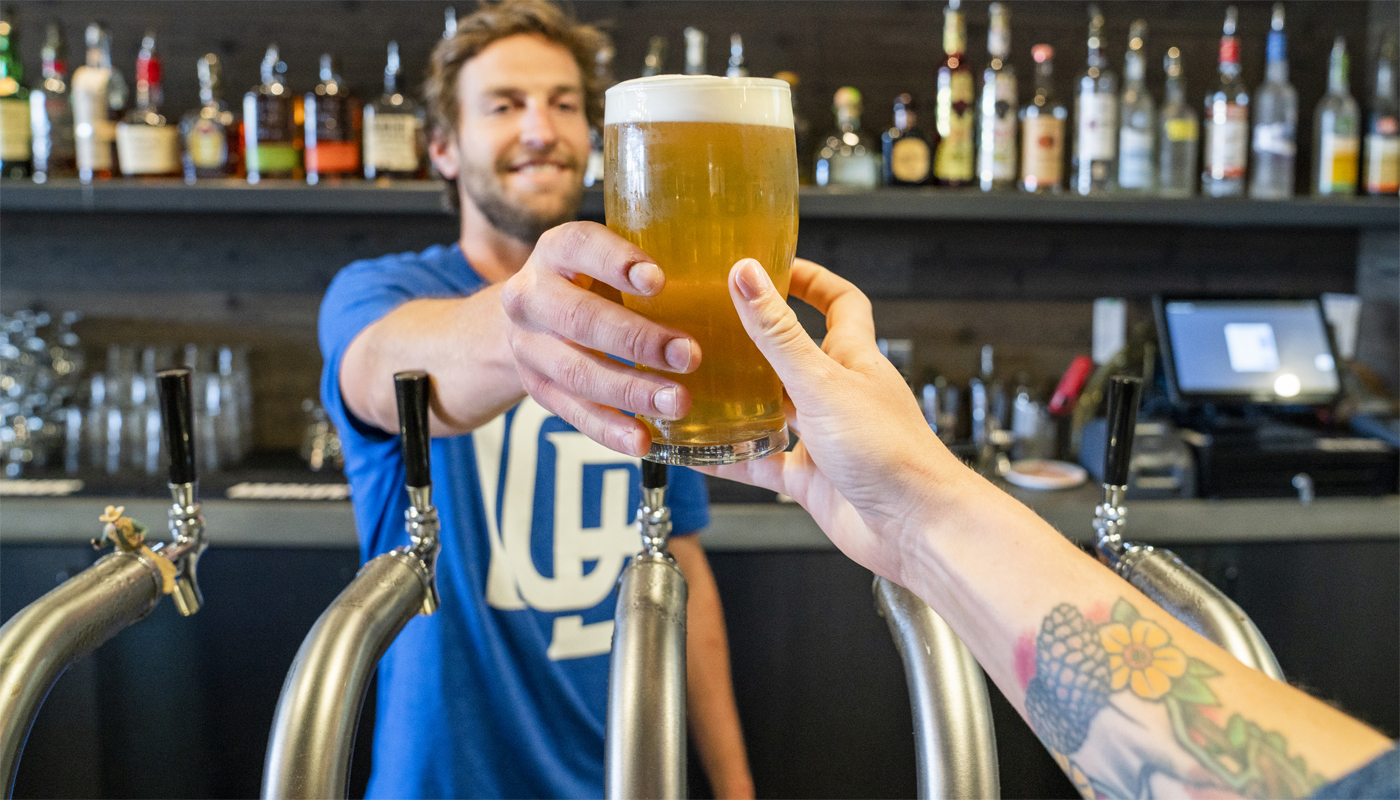 Cum s-a răzbunat un chelner din Iași pe patronul barului, pentru că l-a ...