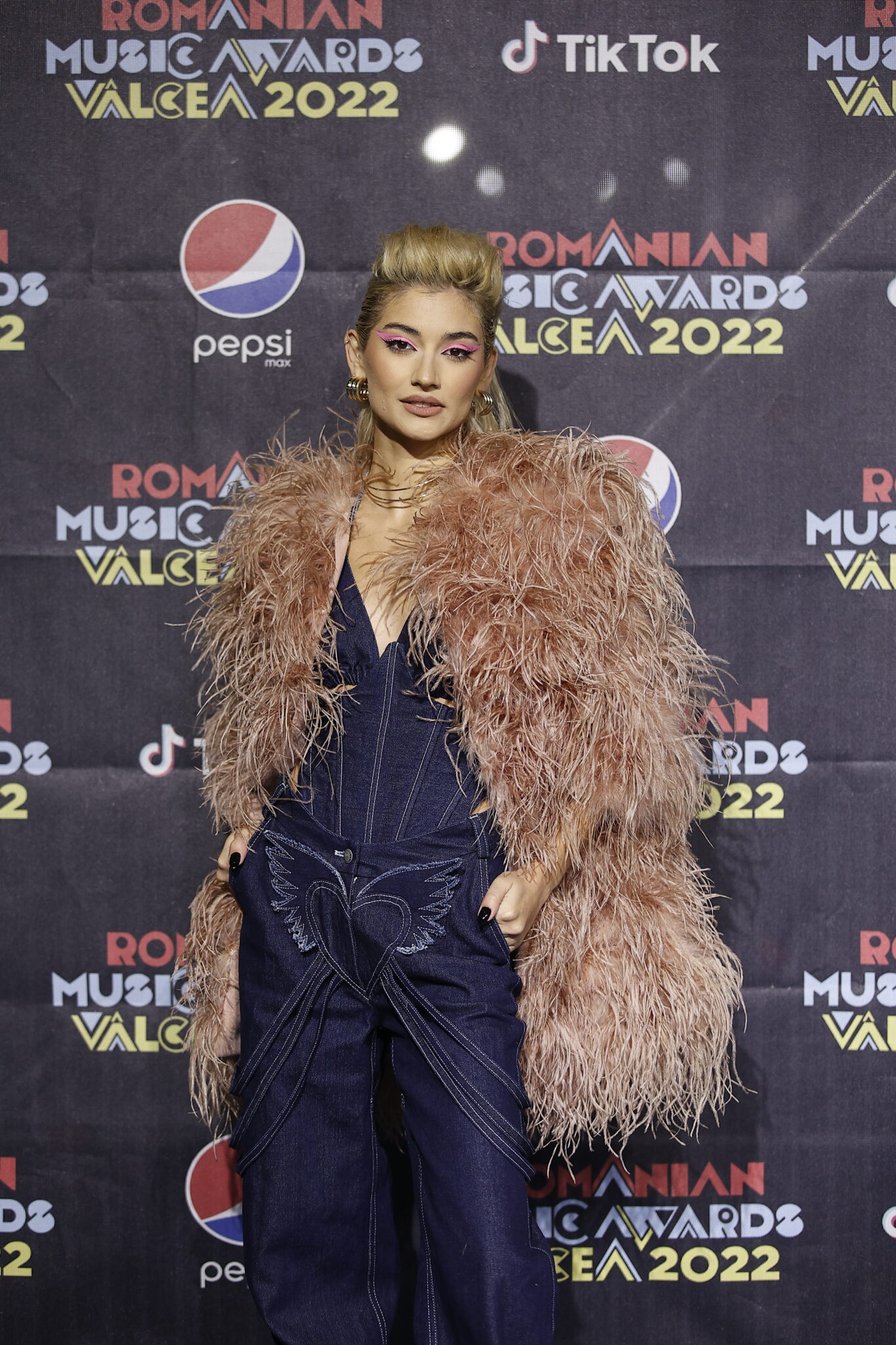 Cântăreața care face furori pe YouTube și e în trending peste Inna sau ...