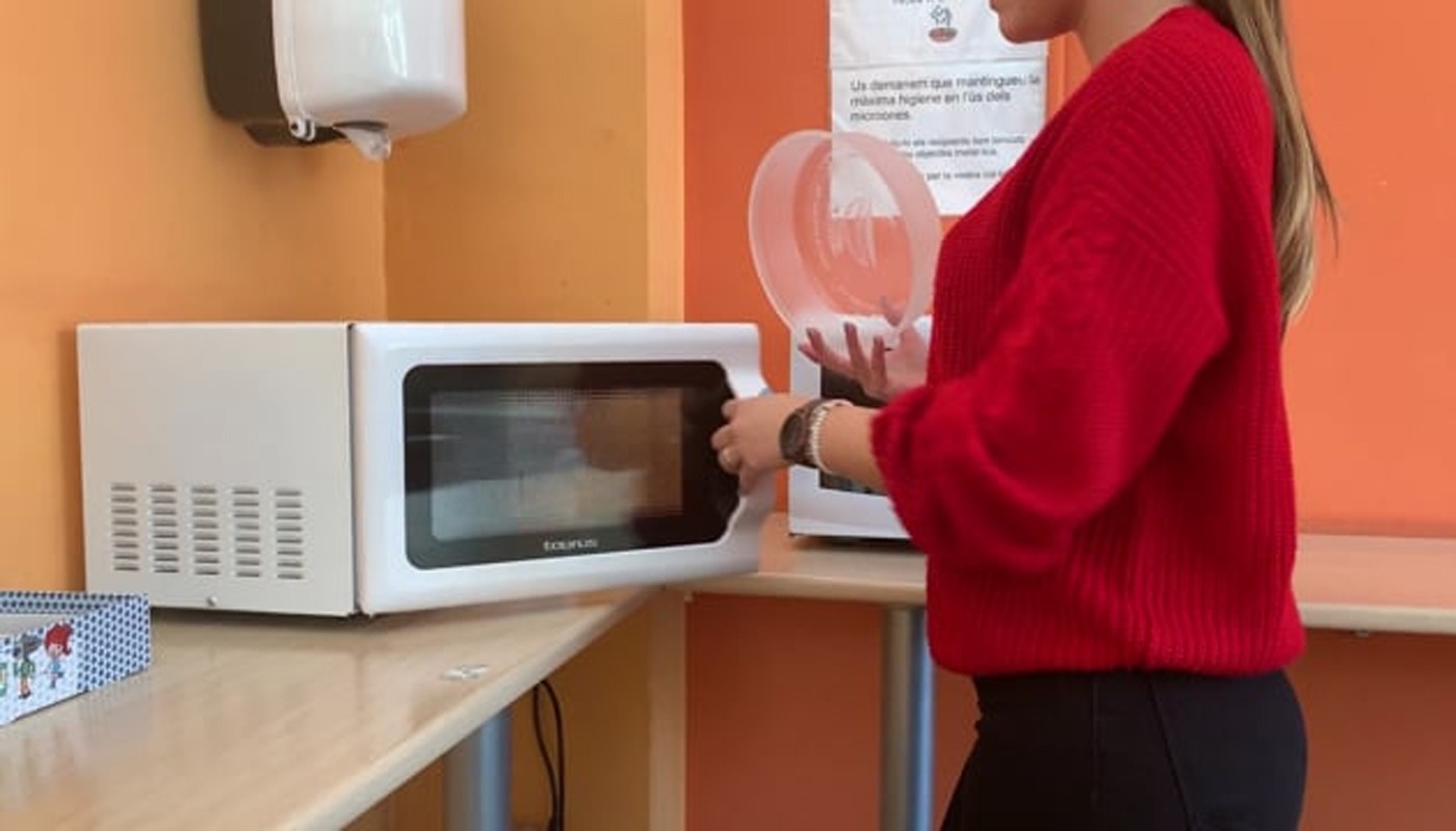 Cât curent electric consumă un cuptor cu microunde, închis dar lăsat în ...