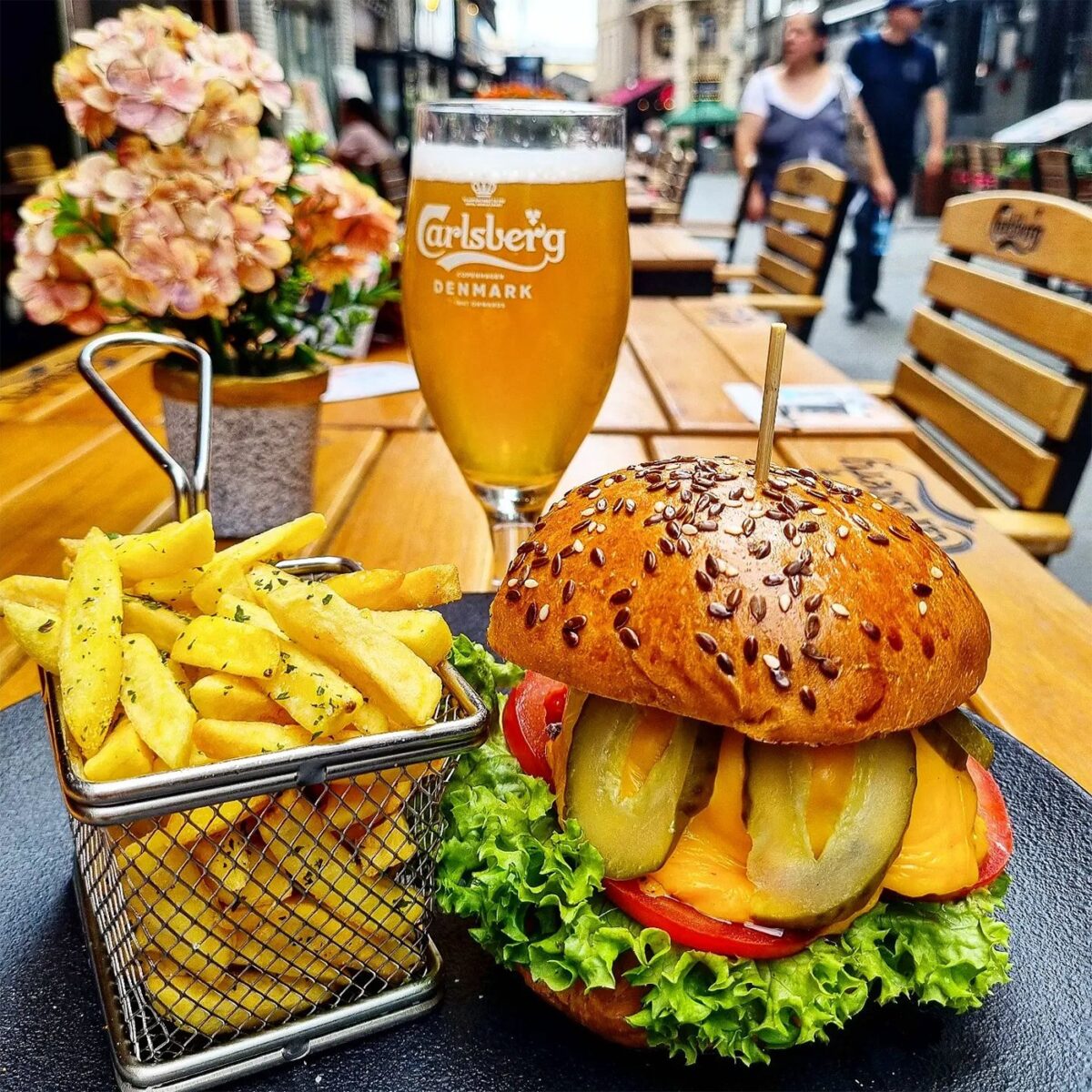 Ce sumă de bani trebuie să scoți din buzunar pentru un burger cu ...