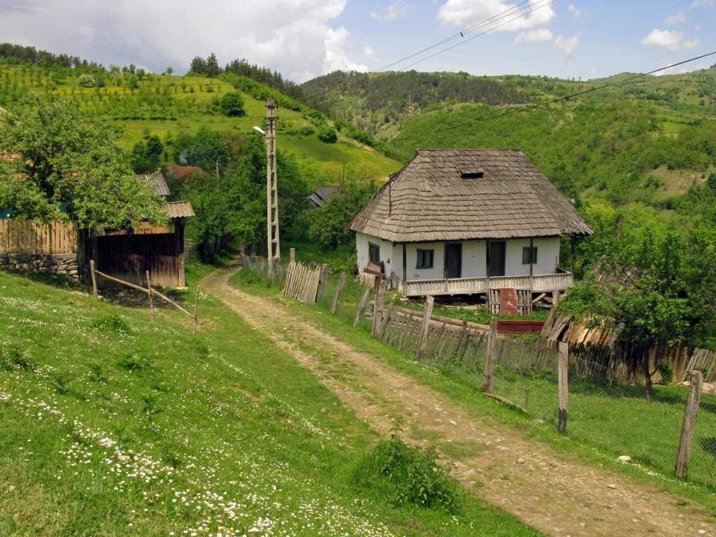 Care e satul din România unde mai locuiesc doar 10 familii. Nu există ...