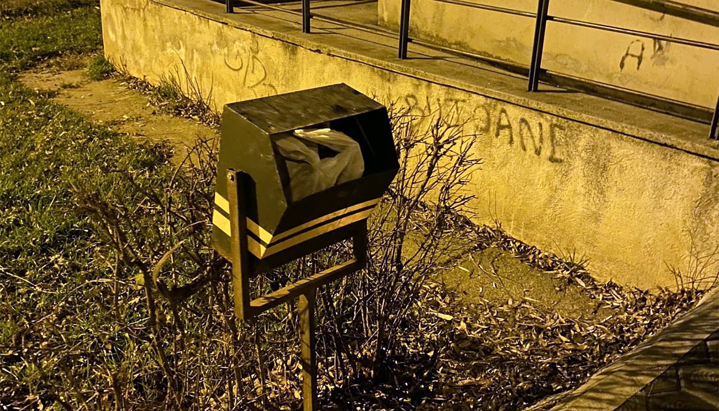 "Ieși din scara blocului și coșul de gunoi din fața scării îți face cu ...