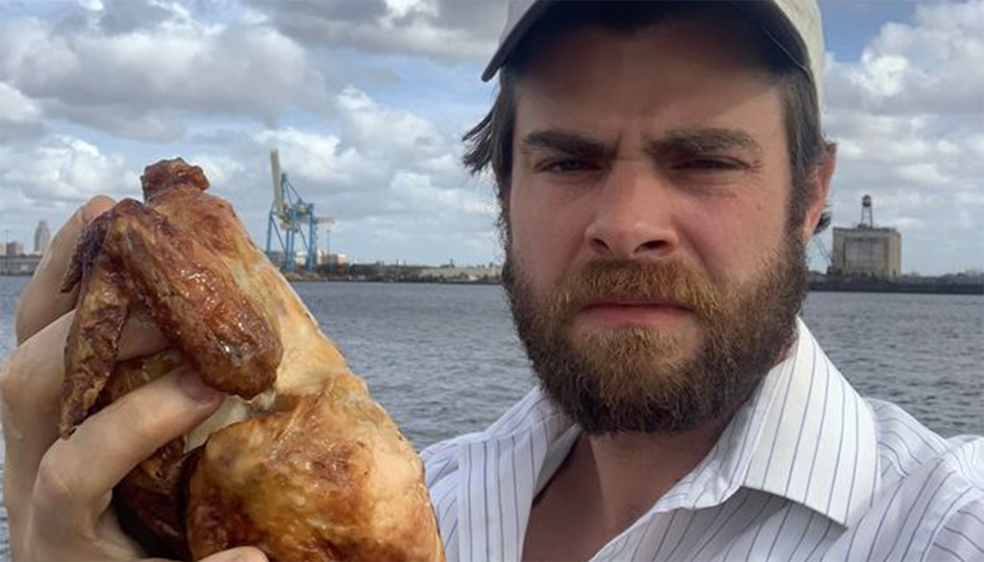 Ce a pățit tânărul din imagine, după ce a mâncat 40 de pui rotisați în ...