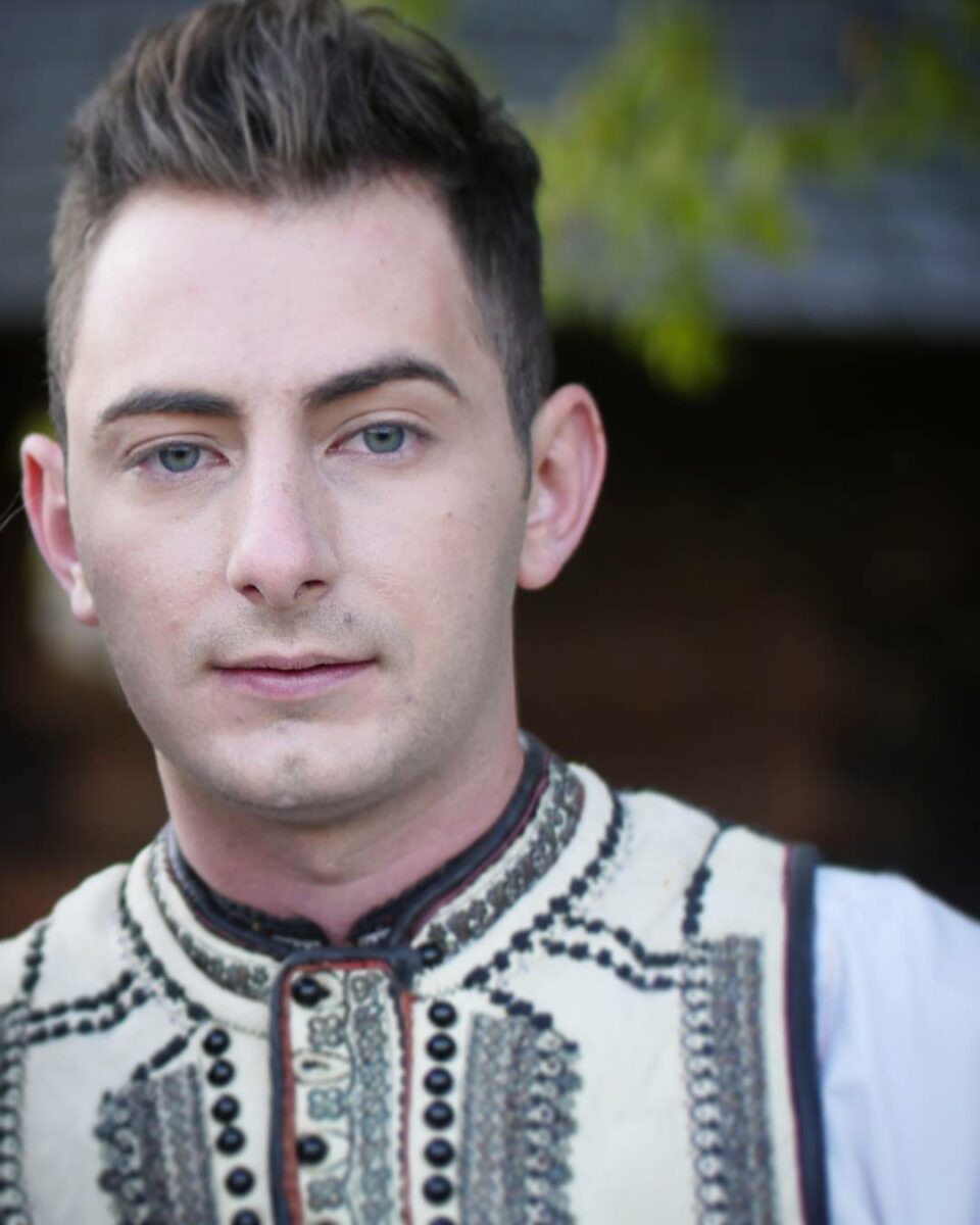 S-a iubit cu șefa lui, dar s-a căsătorit cu o altă femeie! După un an ...