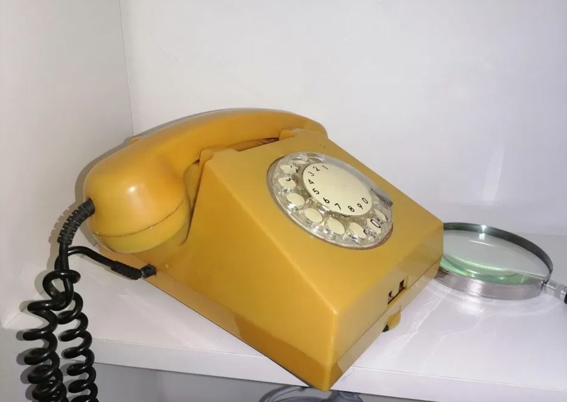 Cu cât se vinde celebrul telefon cu disc din anii 1980, acum, în 2023