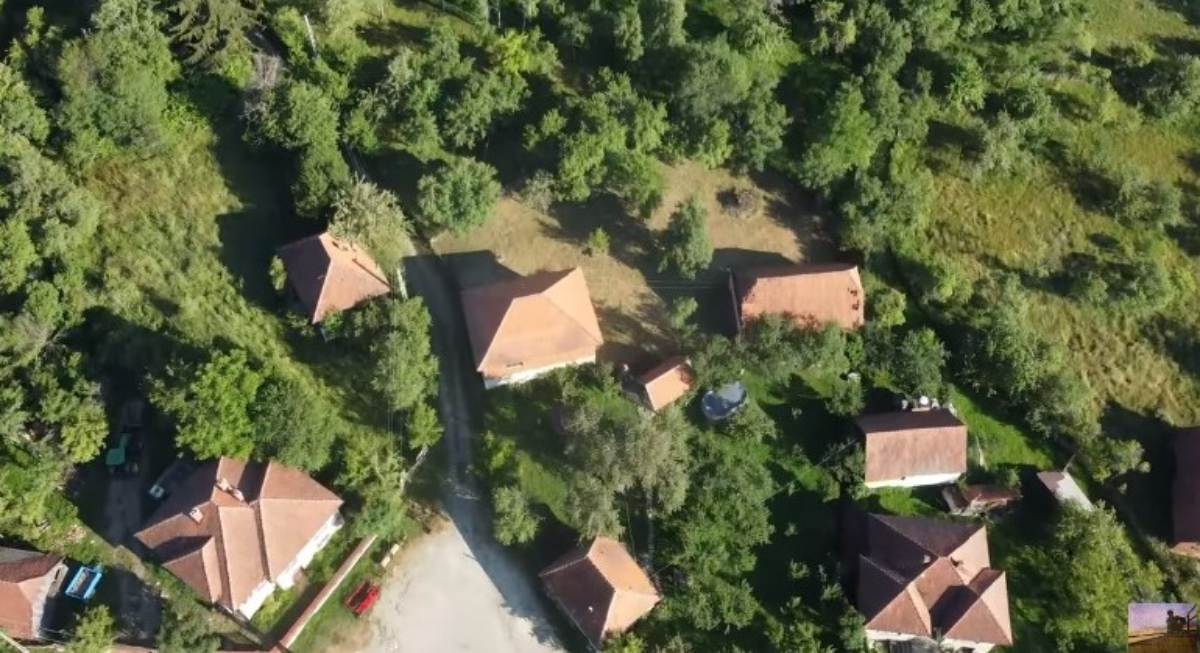 Satul din România care este unic în lume. Turiști de pe întreg ...