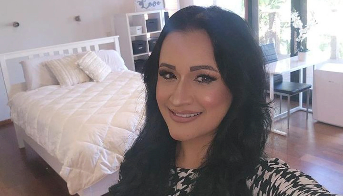 Tânăra din imagine și-a scos la chirie... jumătate de pat! Cât costă să ...