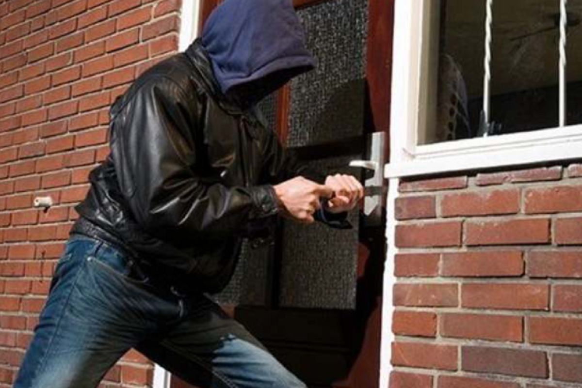 Doi hoți au spart casa unui pensionar și au furat un vas. Când l-au ...