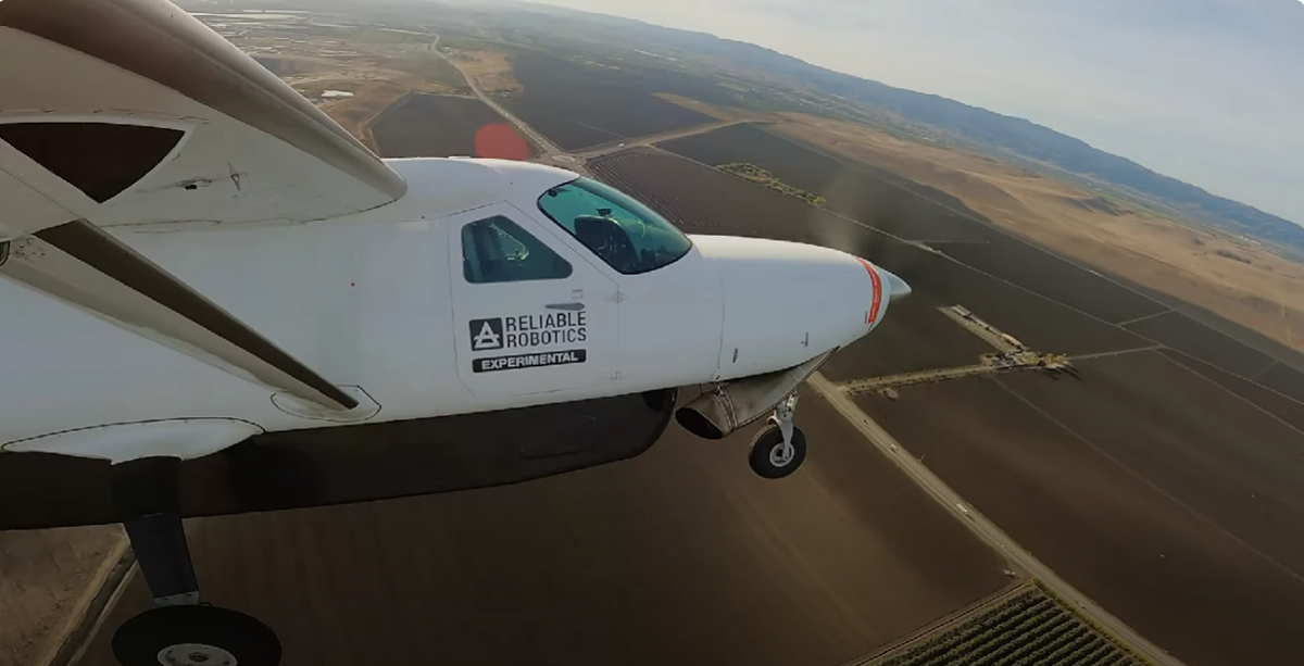 Un avion a zburat 80 de kilometri fără pilot. „Cel mai popular cargo de ...