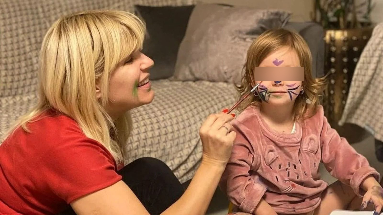 Zâmbetul trist al fiicei Elenei Udrea. Micuța își petrece timpul alături de tatăl său și cel mai ...