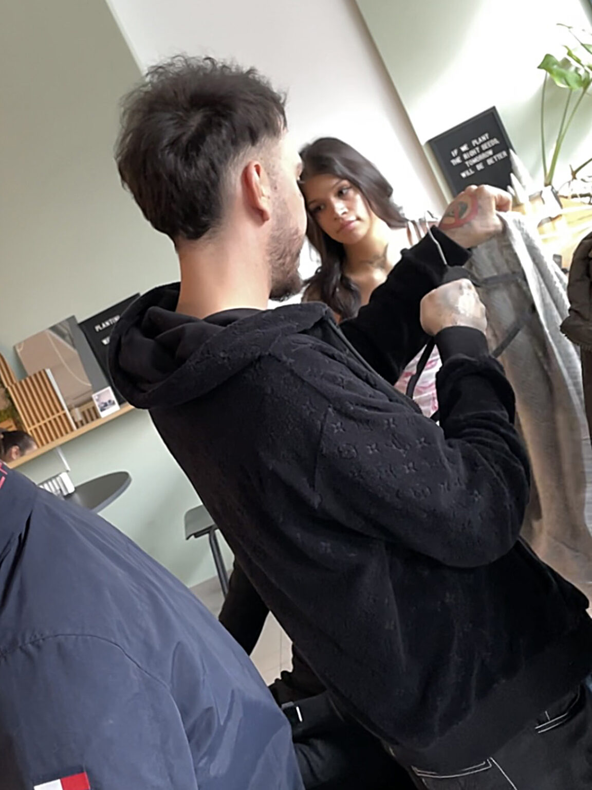 Așa se poartă celebrul trapper cu iubita lui! Adevărata față a lui ...