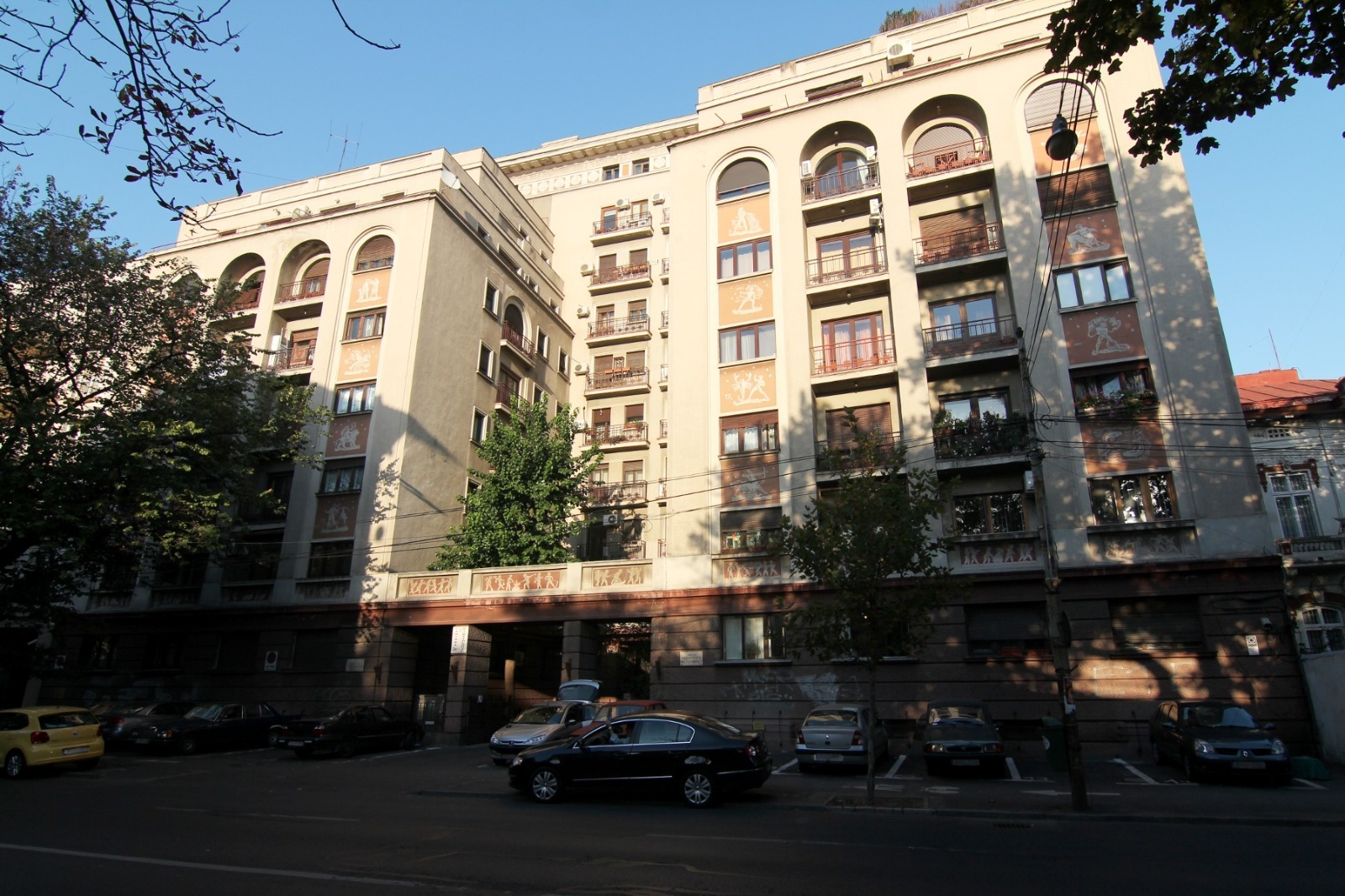 Blocul secret din București cu cea mai neobișnuită fațadă. A fost ...