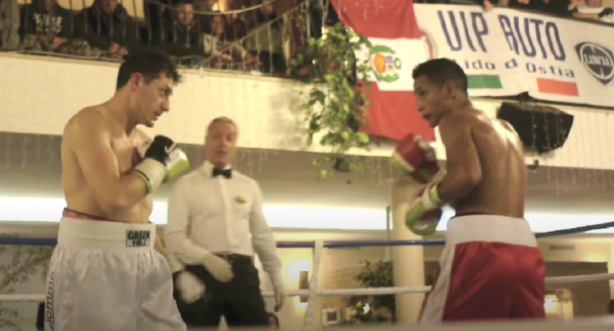 Luigi, un boxer italian, continuă să urce în ring de aproape 20 de ani ...