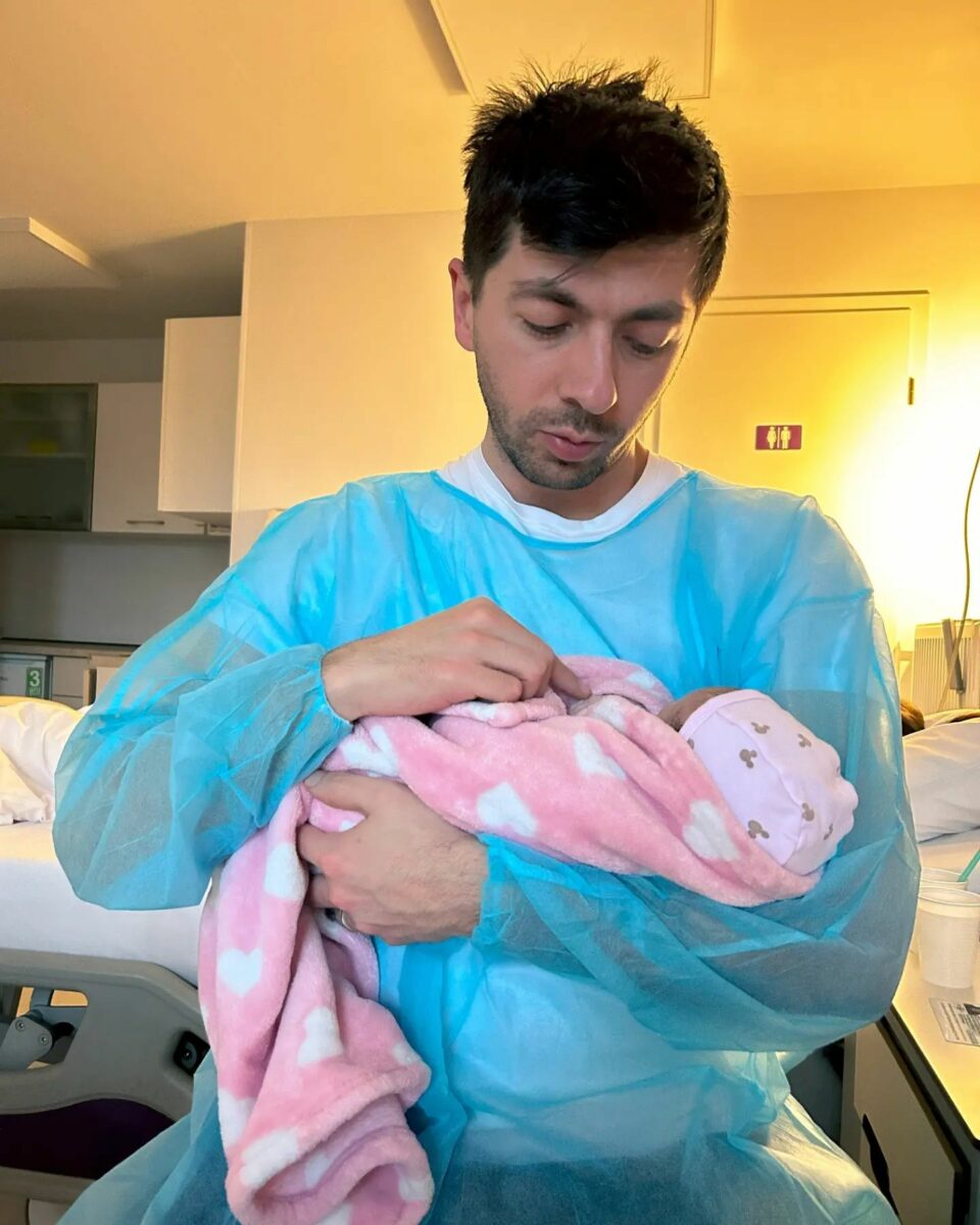 Mircea Bravo a devenit tătic! Prima imagine cu fiica sa, Mira: ”Seamănă ...